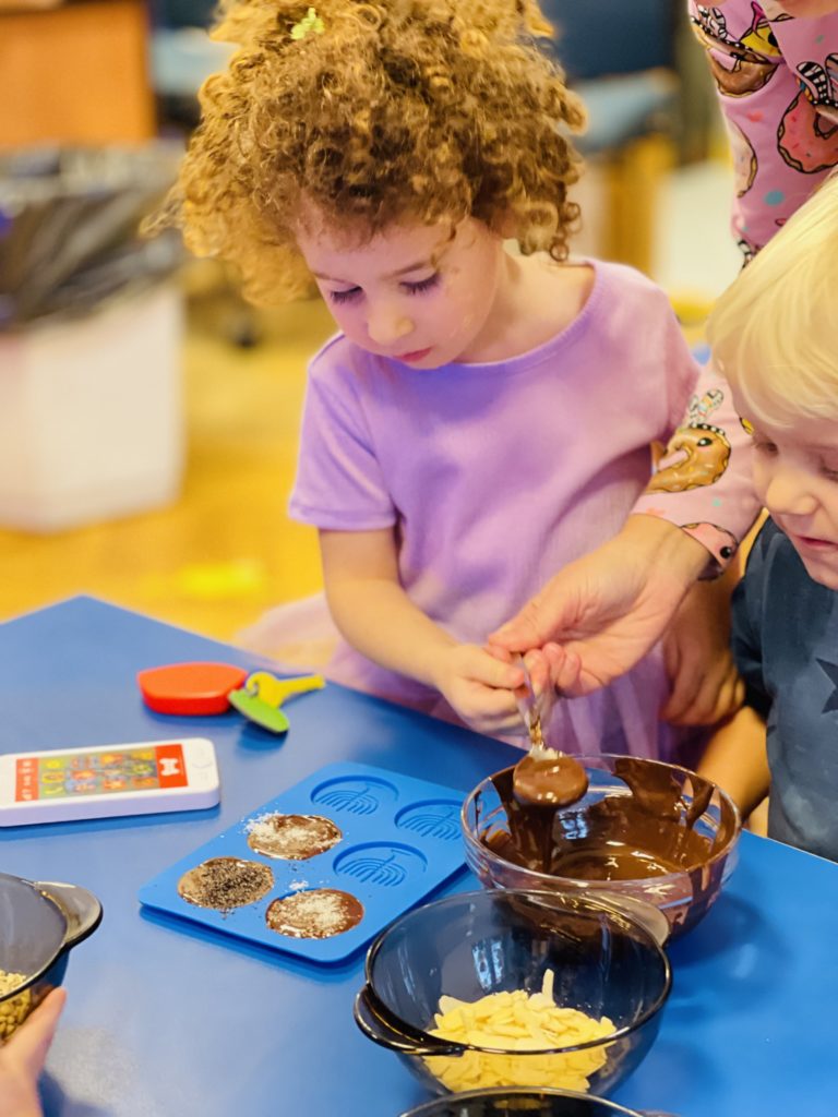 Hanukkah gelt – Prywatne Przedszkole Lauder-Morasha