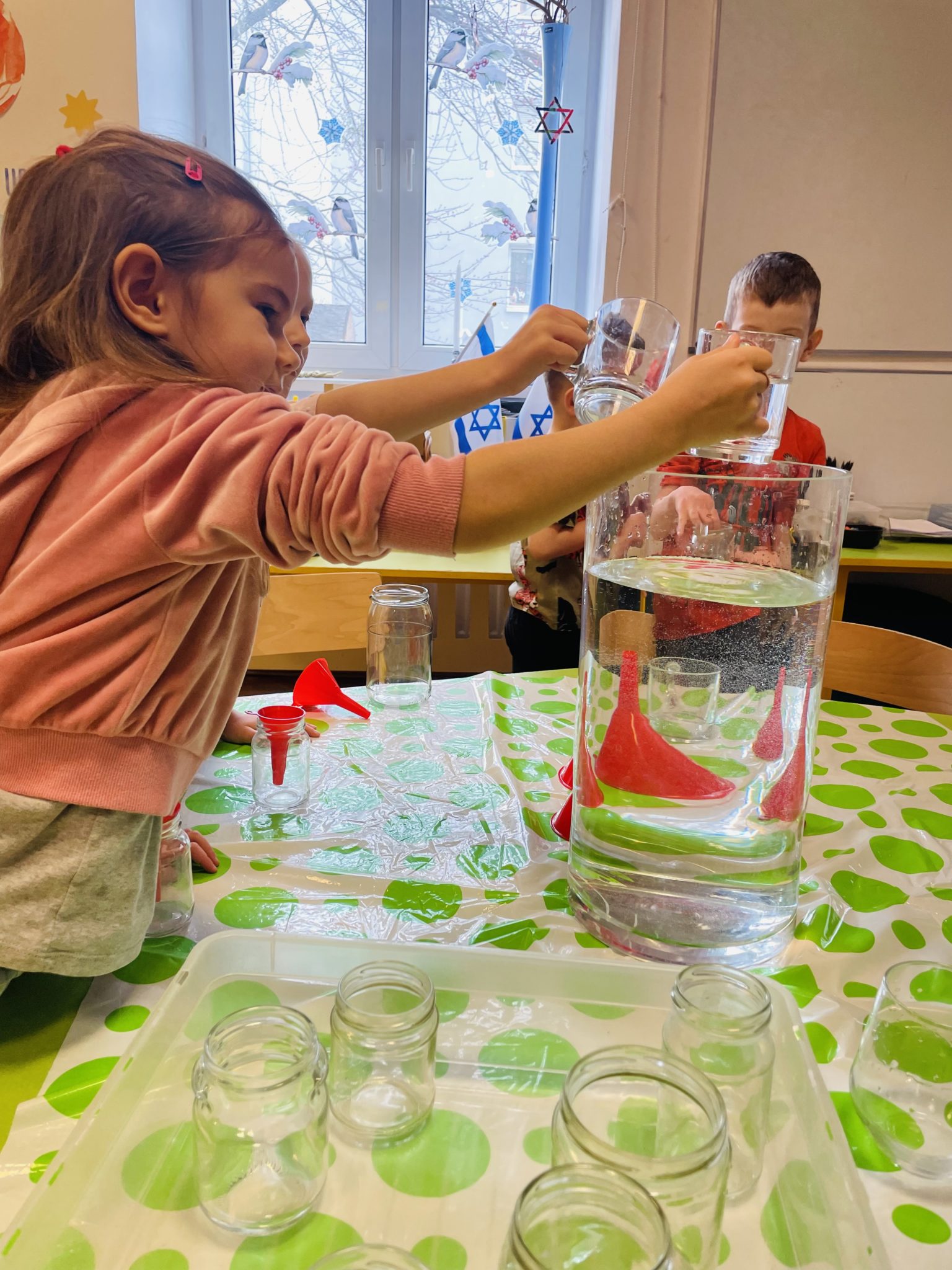 Jaki kształt ma woda ? – Prywatne Przedszkole Lauder-Morasha