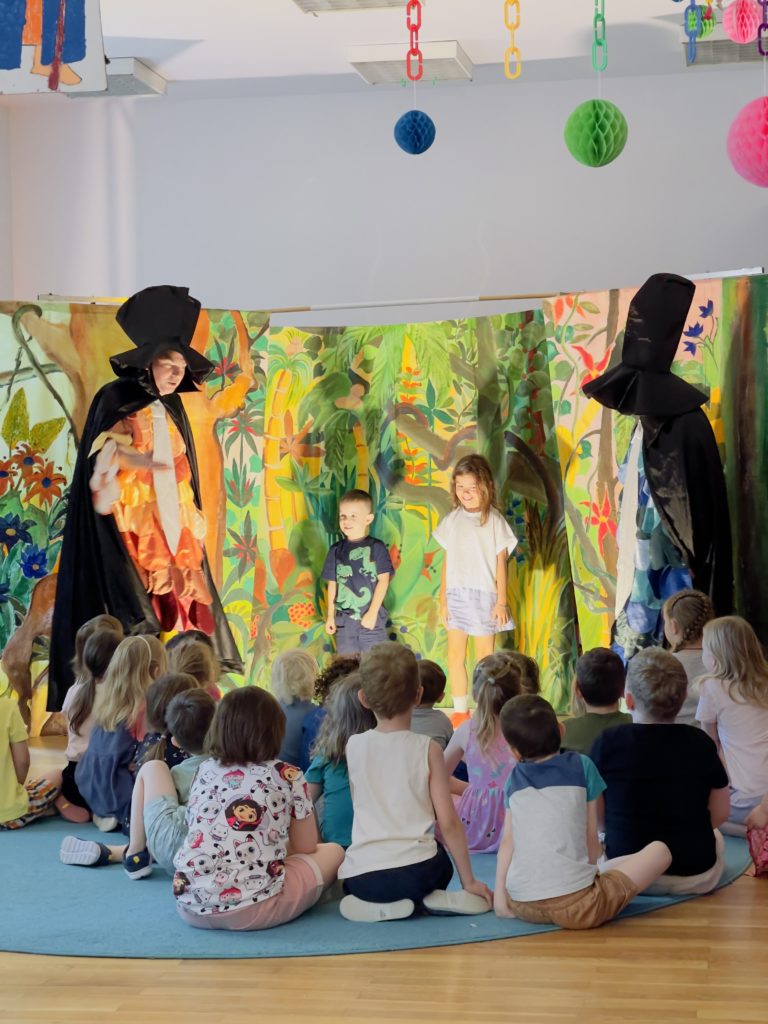 Przedstawienie z okazji Dnia Dziecka ,,Przygody w dżungli’’ w wykonaniu ...